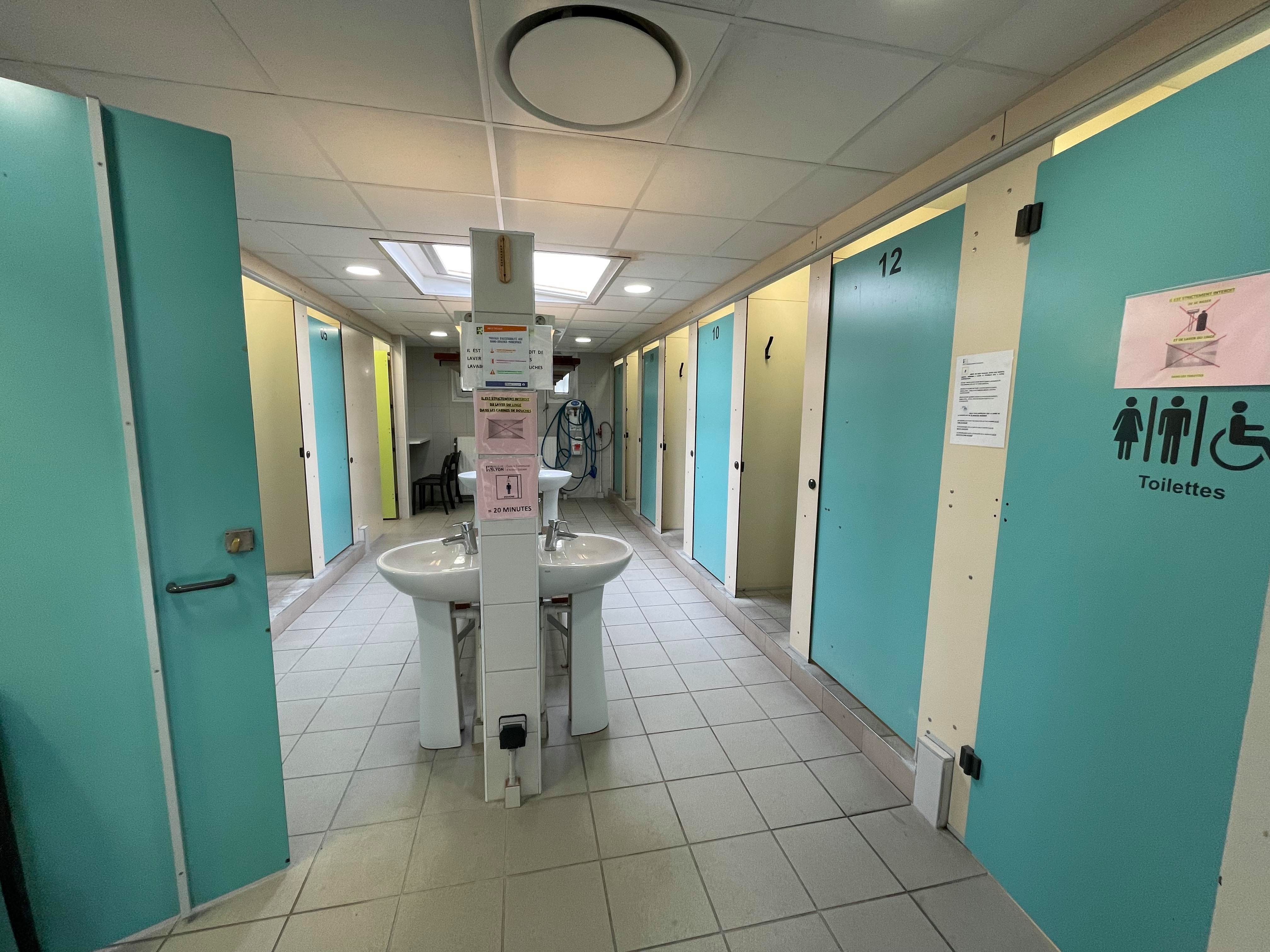 Bains-douches et autres solutions pour les SDF : Lyon signe la ...