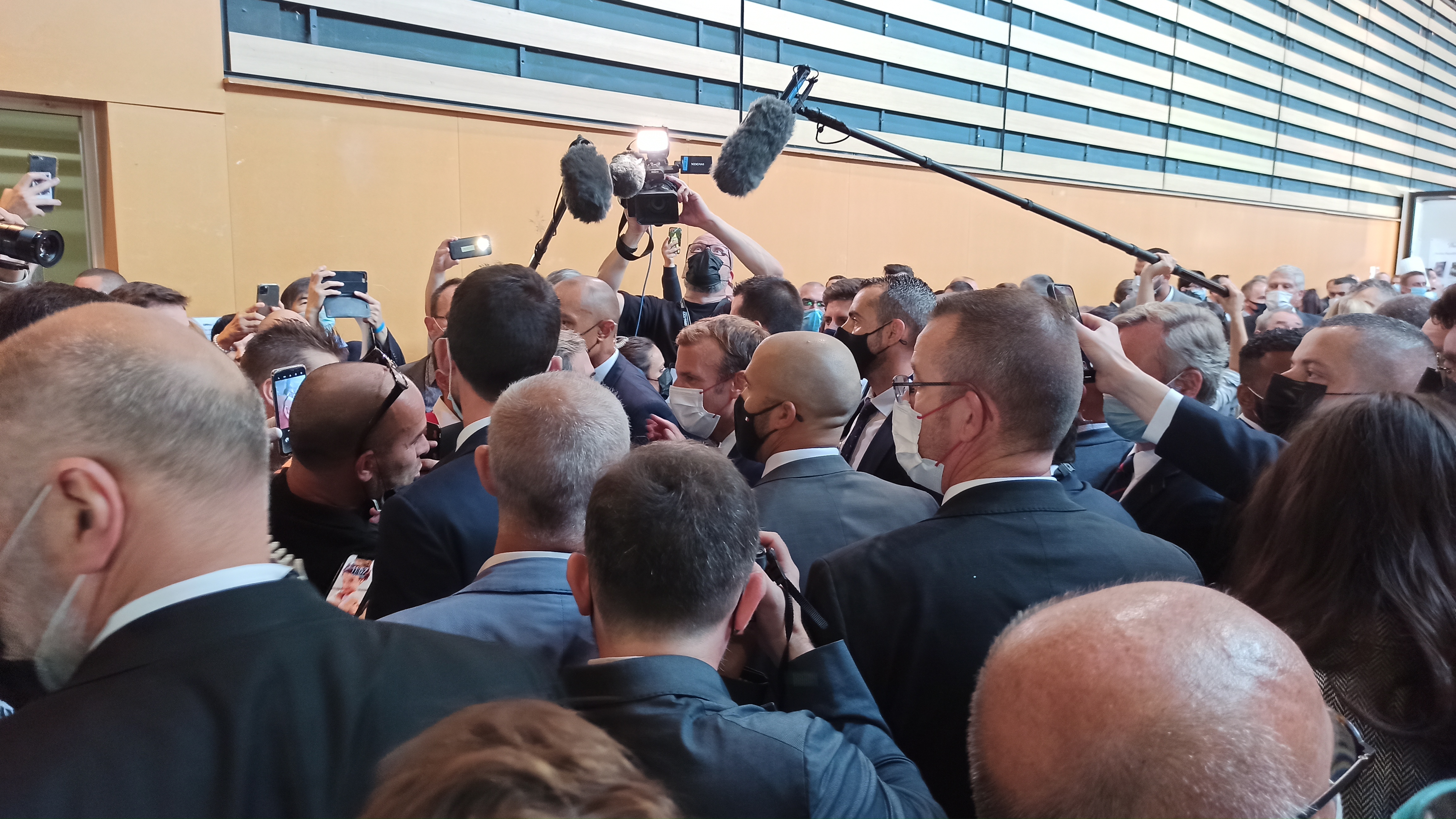Au SIRHA, Emmanuel Macron se paye un bain de foule au milieu des ...