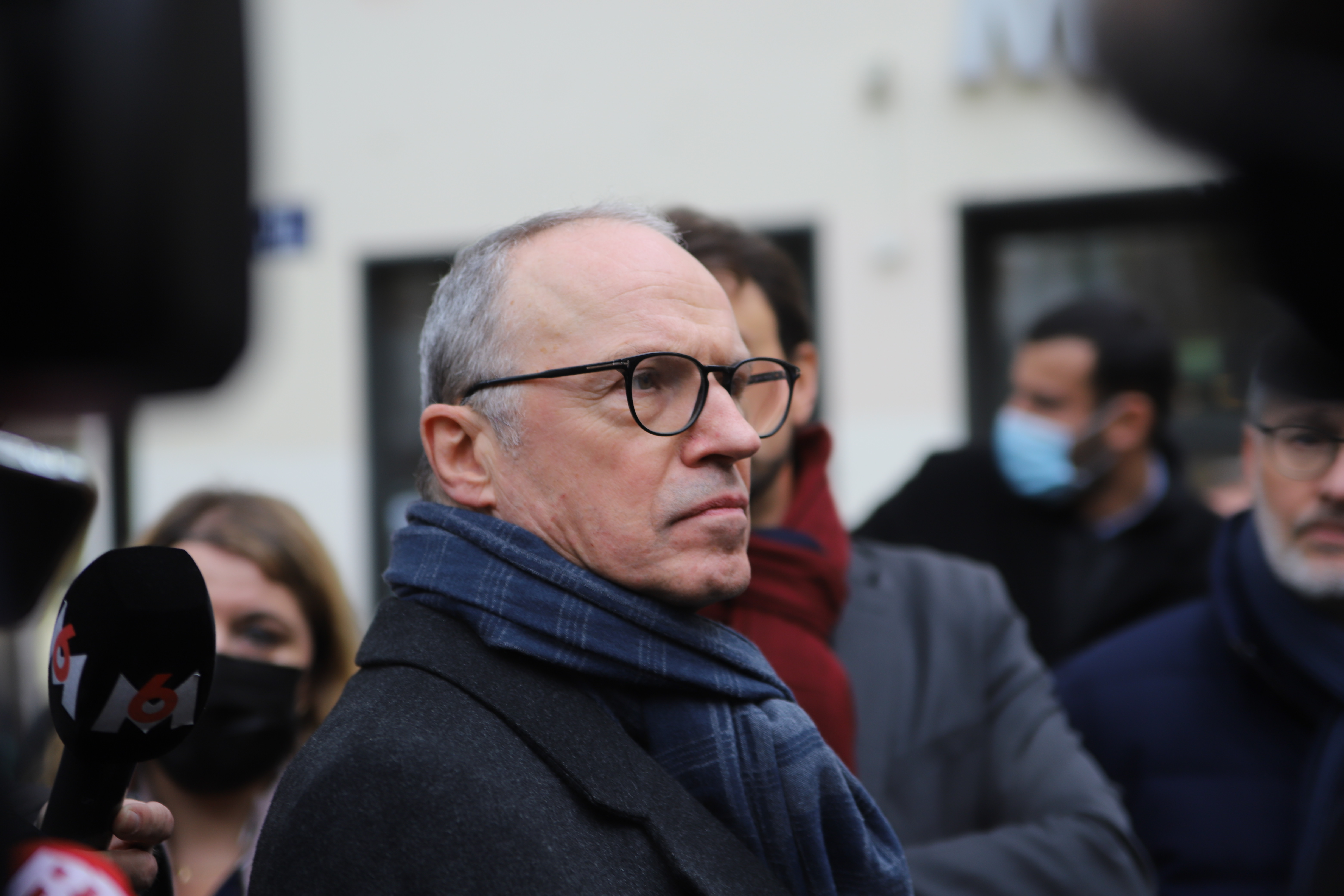 Préfet, procureur et maire de Lyon supervisent une opération de police ...