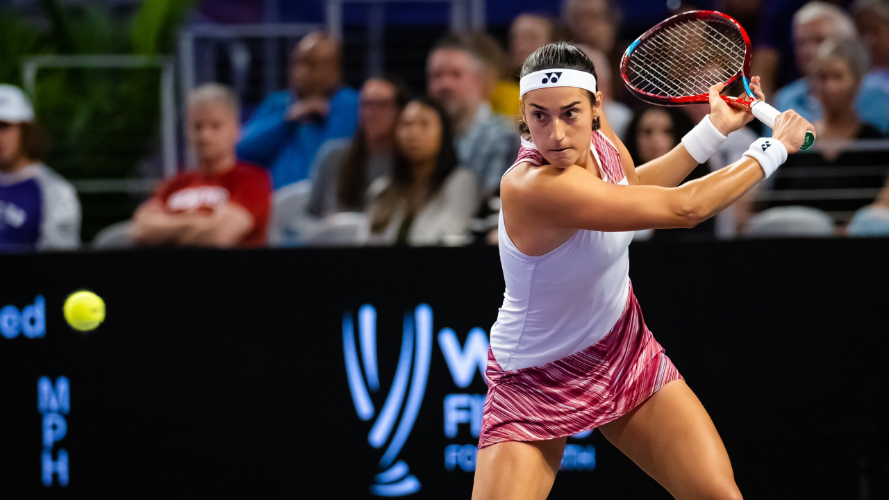 Masters WTA : Caroline Garcia s’incline contre Iga Swiatek mais reste ...