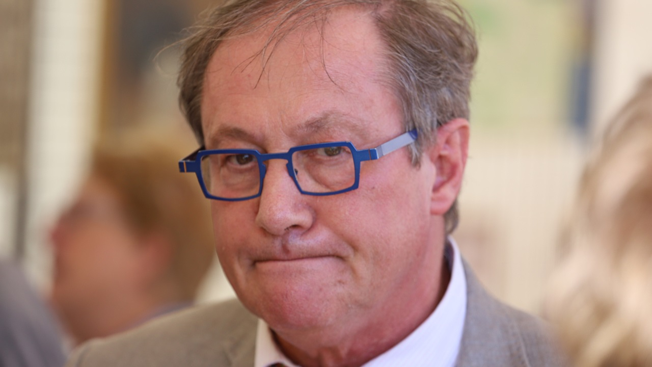 Légalisation du cannabis : le sénateur du Rhône Gilbert-Luc Devinaz ...
