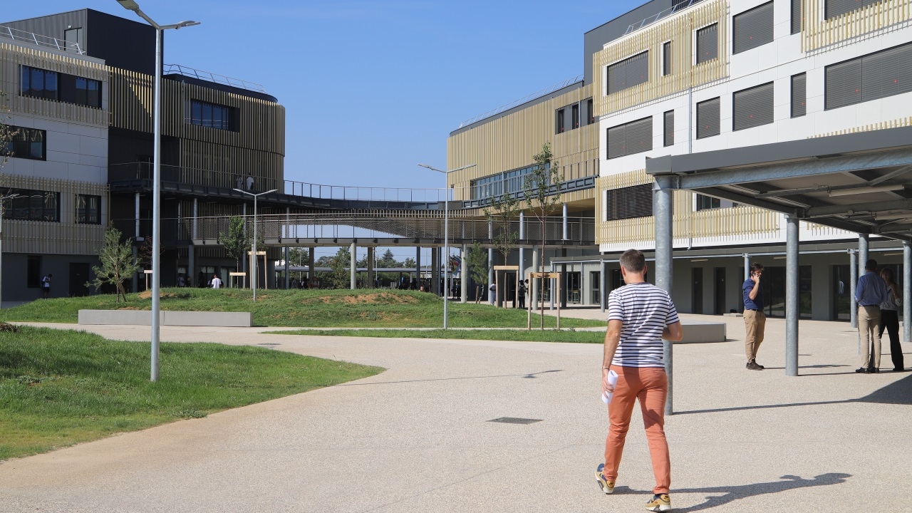 Près de Lyon : inauguration du lycée Arnaud Beltrame à Meyzieu