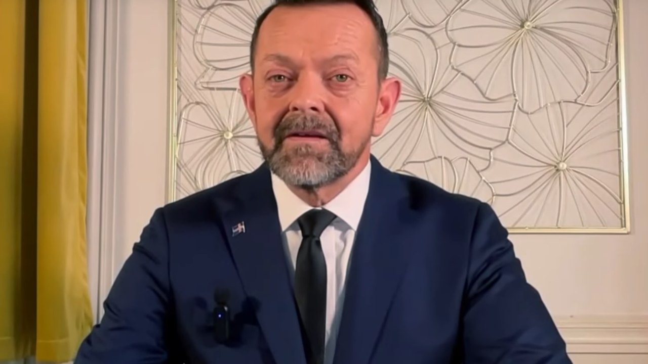 Greffé des deux bras à Lyon, il veut devenir président de son pays