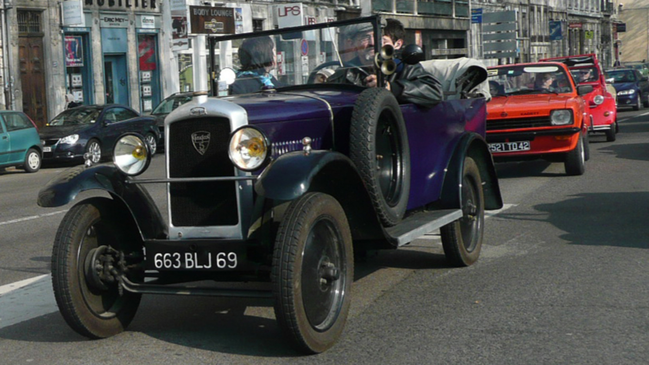 Lyon : des centaines de voitures de collection en centre-ville