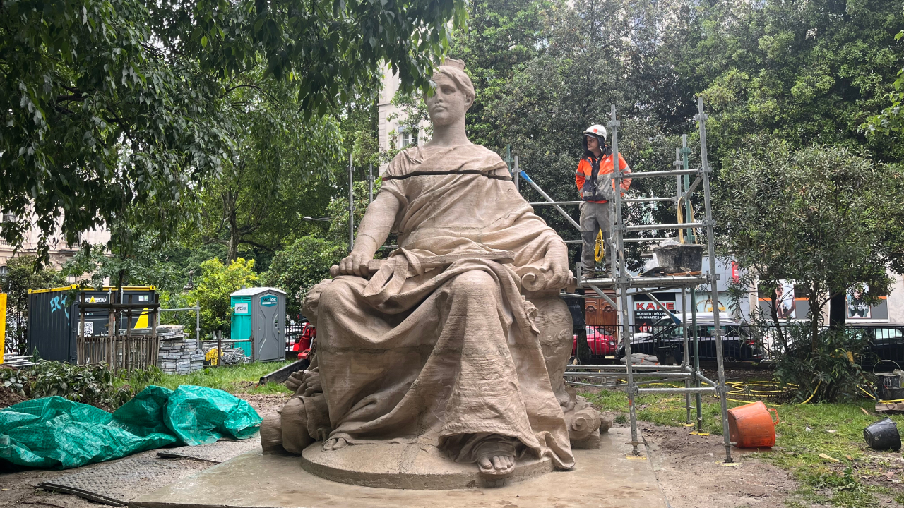 Après restauration, la statue de l'Allégorie a changé de place à Lyon