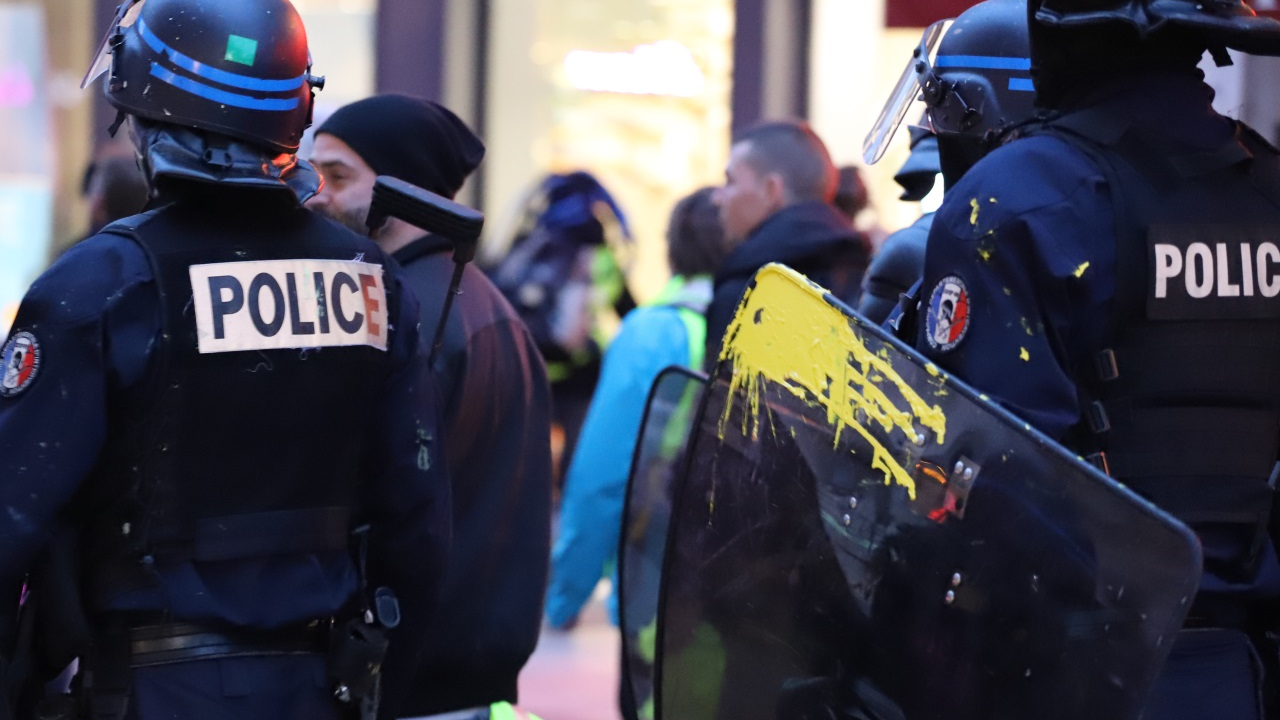 Des milliers de manifestants contre l'extrême-droite à Lyon, l'ultra ...