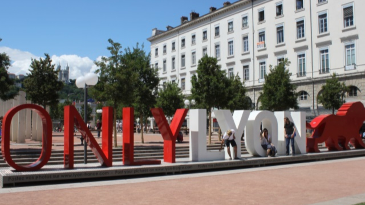 La sculpture iconique "ONLY LYON" du Musée des Confluences fait peau neuve