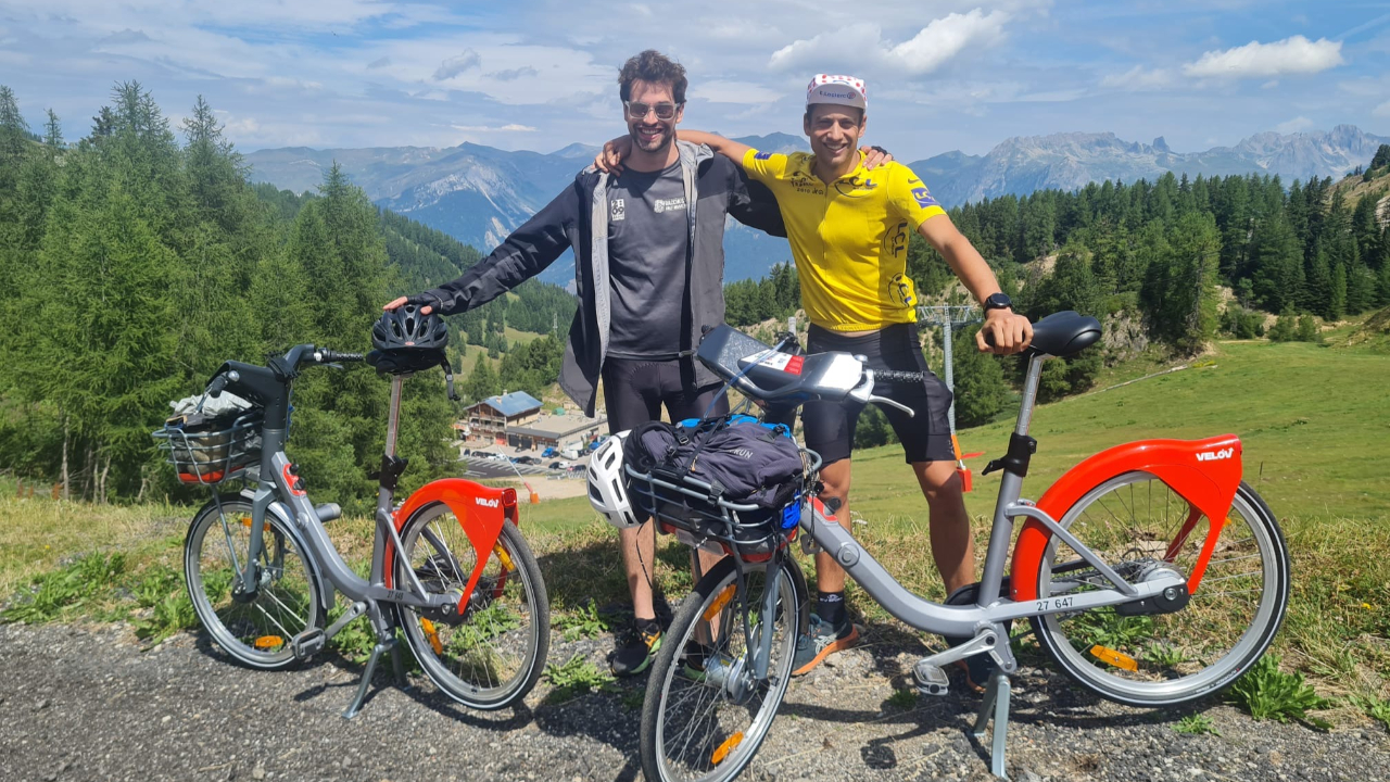 Deux cyclistes amateurs réalisent une étape alpine du Tour de France en ...