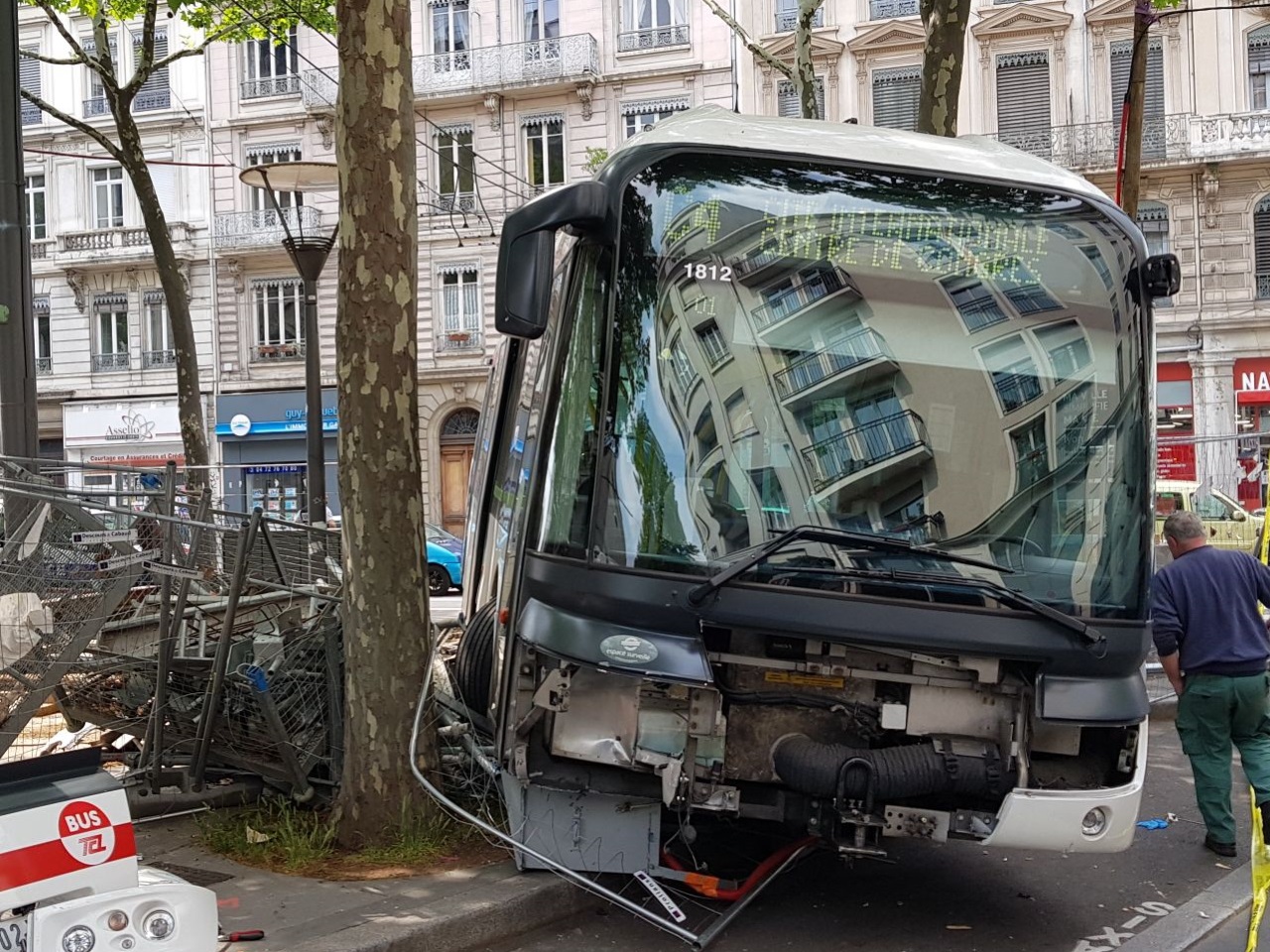 Un bus TCL finit sa course dans le décor à Lyon