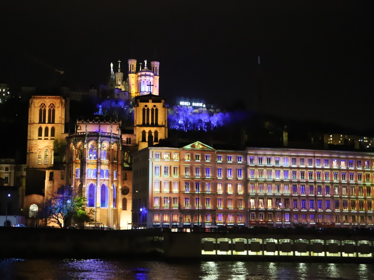 8 décembre : les lumignons et les feux d’artifice ont fait briller Lyon ...