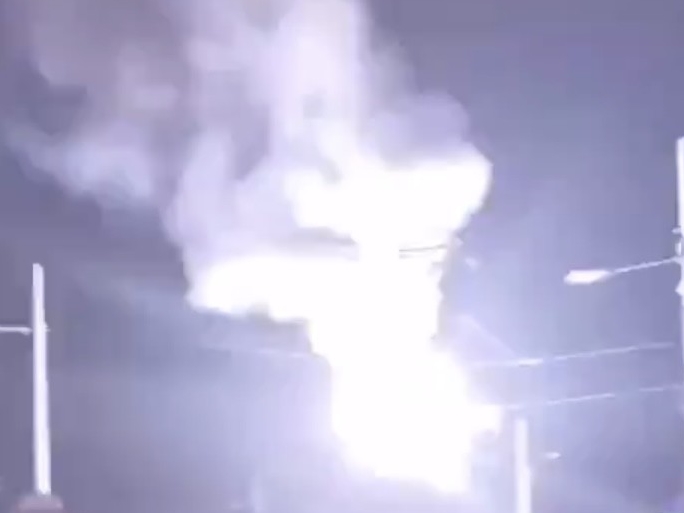 Près de Lyon : un incident électrique provoque une spectaculaire ...