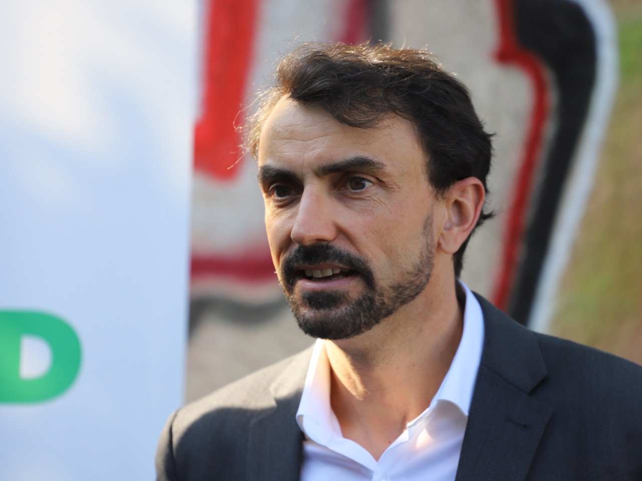 Professeur décapité : “Notre République est touchée à nouveau au cœur ...